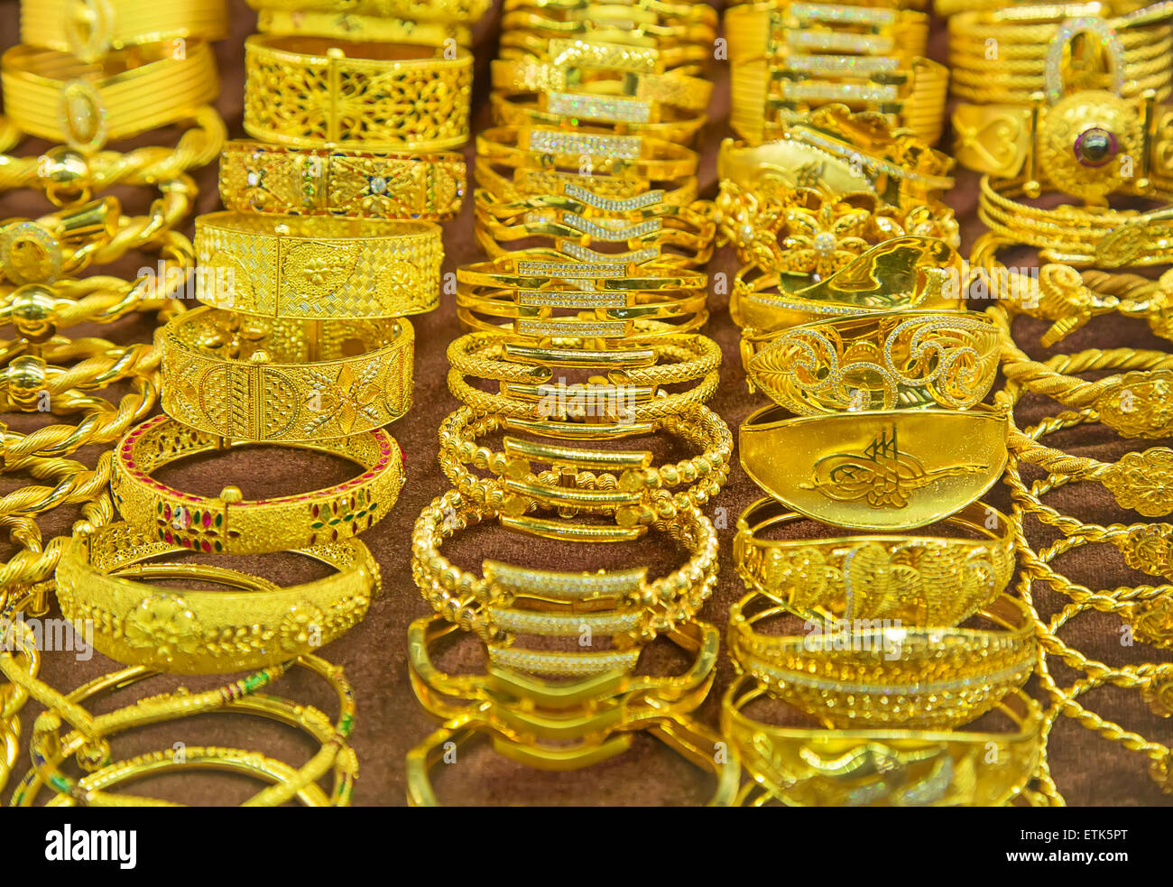 Gold on the famous "Golden souk" in Dubai Stock Photo - Alamy
