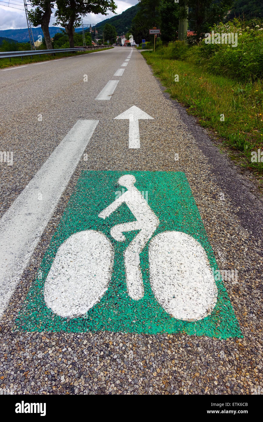 Bicycle lane symbol on road hi-res stock photography and images - Alamy