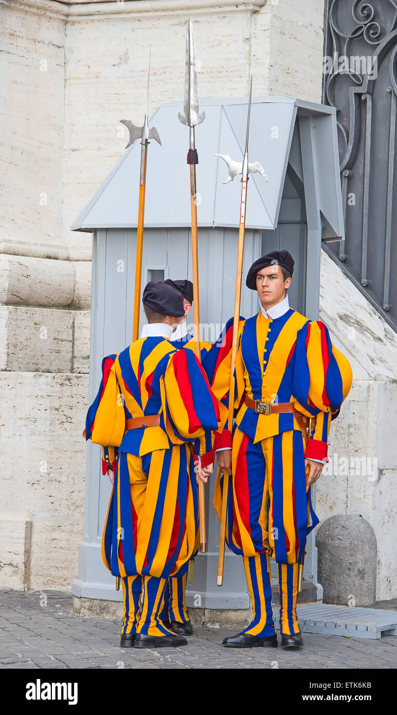 VATICAN CITY, VATICAN - AUGUST 1: Famous Swiss Guard surveil basilica ...