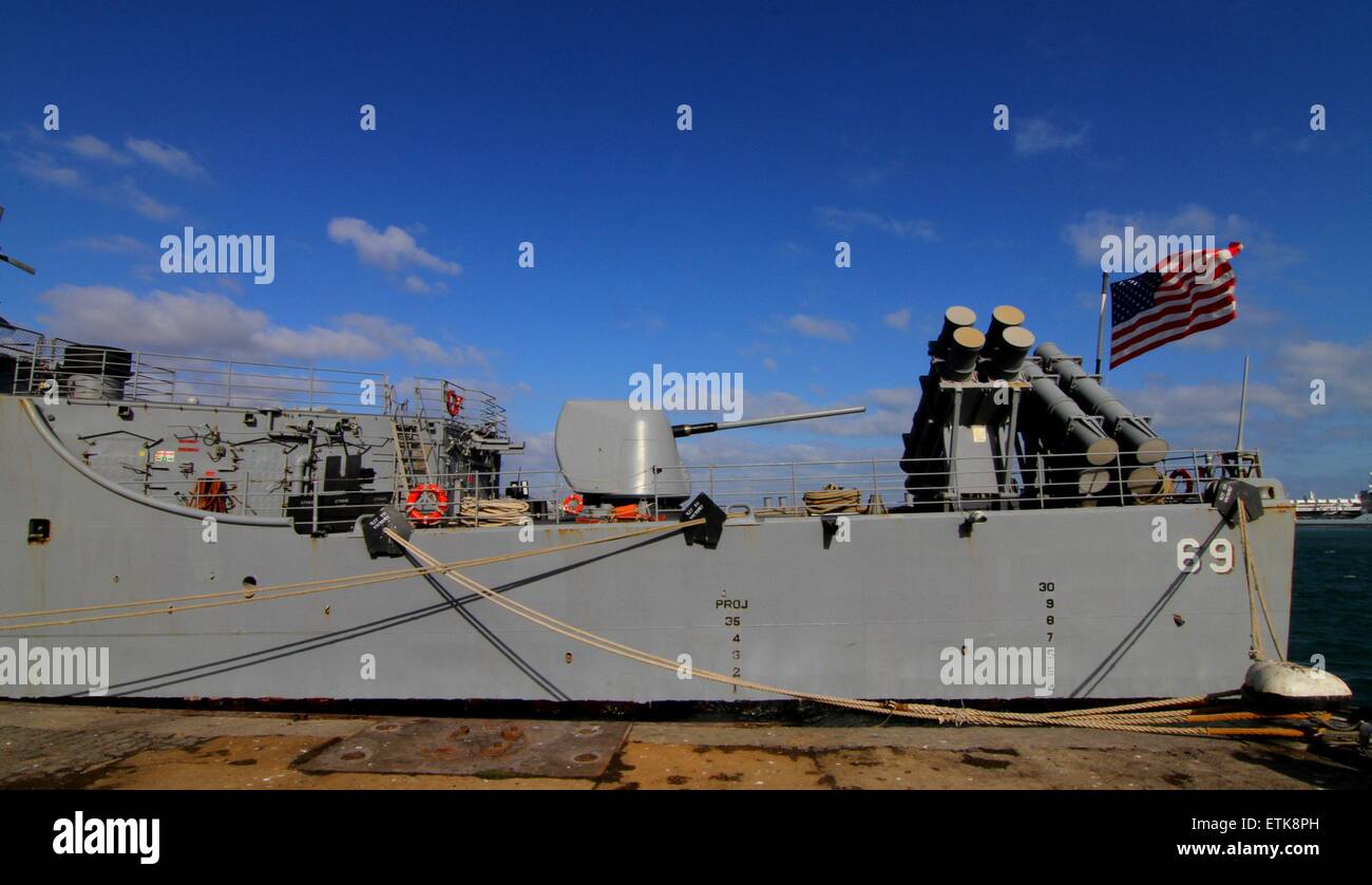 Uss vicksburg cg 69 hi-res stock photography and images - Alamy