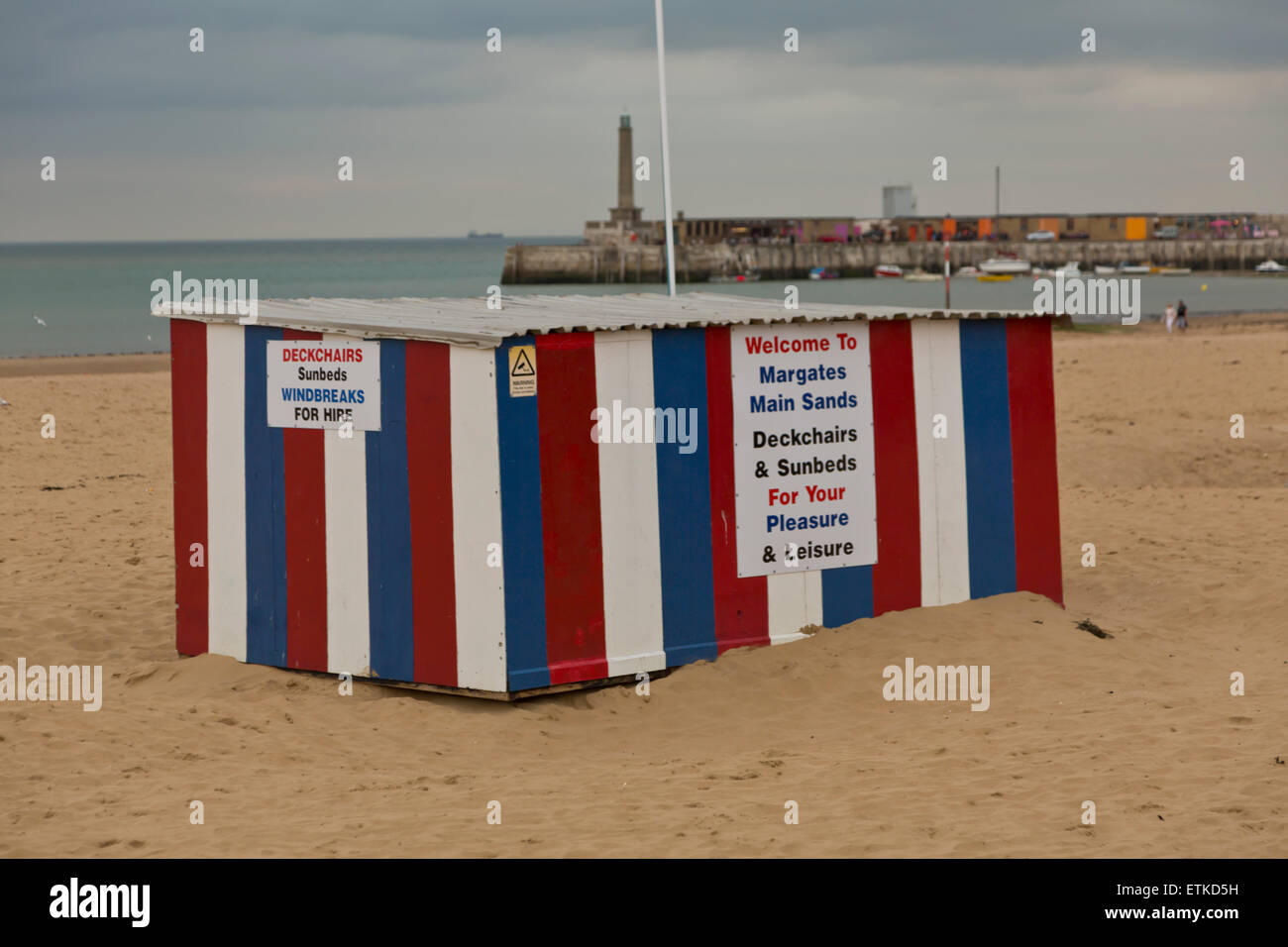 Margate main sands beach deck chairs and sunbeds Stock Photo - Alamy