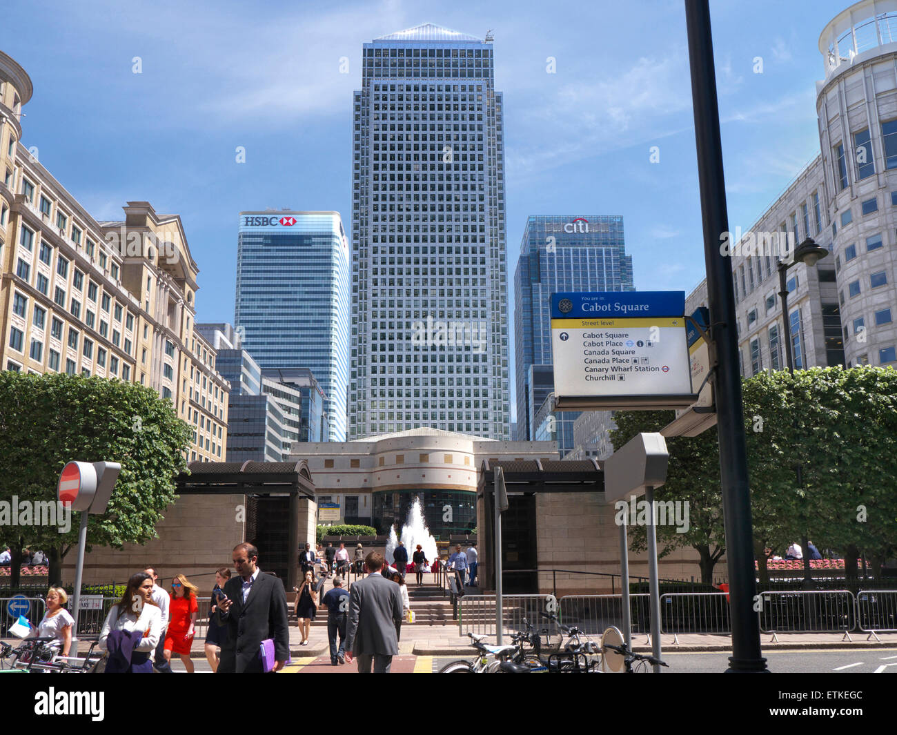 CANARY WHARF OFFICE WORKERS TOWERS Busy daytime Cabot Square HSBC CITI ...