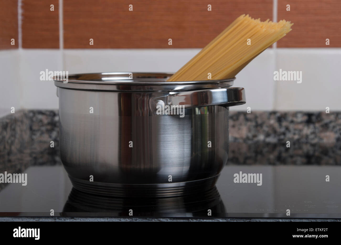 Close up view of pile spaghetti inside a pan Stock Photo - Alamy