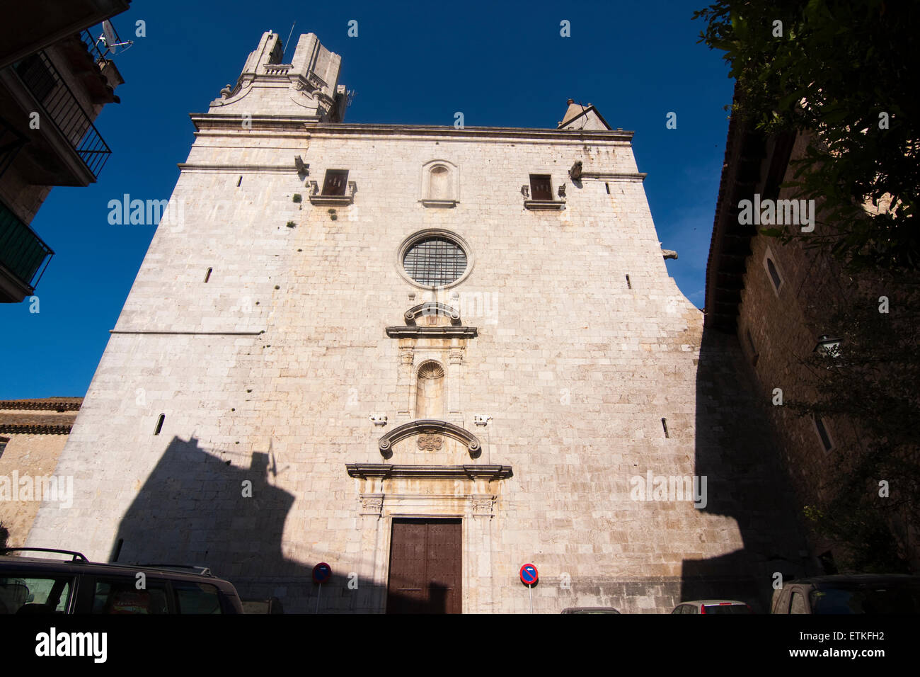 Sant Genís church. Torroella de Montgrí Stock Photo - Alamy