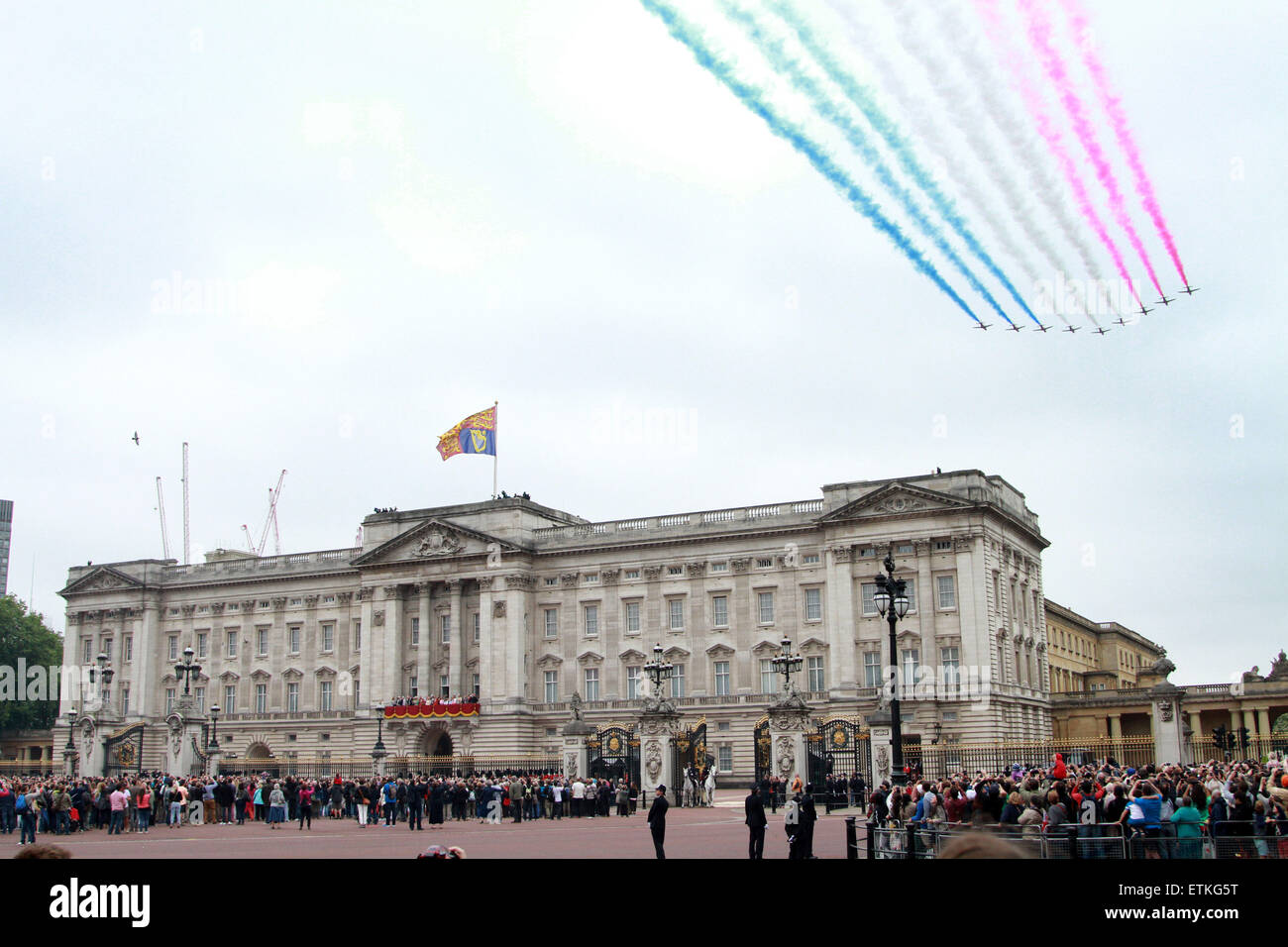 Red arrows flypast buckingham palace hi-res stock photography and ...