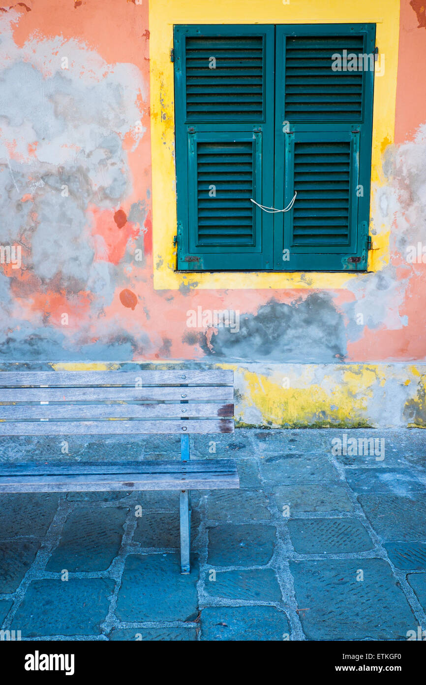 Bench in front of a colorful wall, Bank vor einer farbenfrohen Wand ...