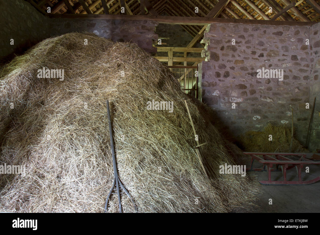 Old barn interior hay hi-res stock photography and images - Alamy