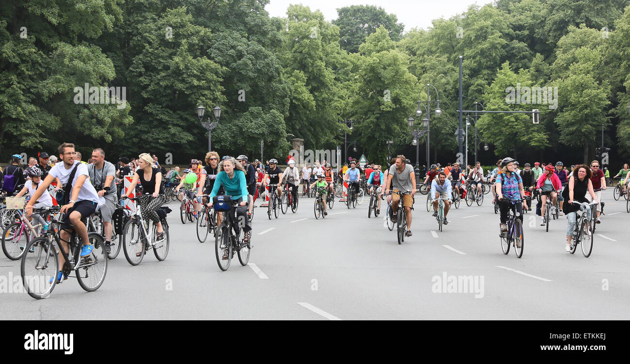 Berlin, Germany. 14th June, 2015. Cyclists pass the Berlin Victory ...