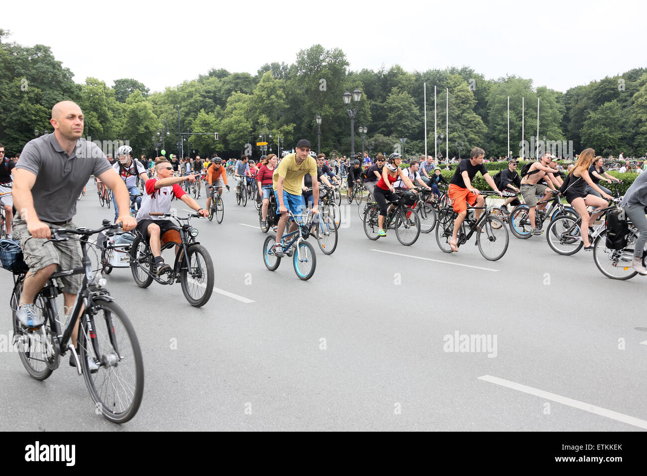 Berlin, Germany. 14th June, 2015. Cyclists pass the Grosser Stern ...