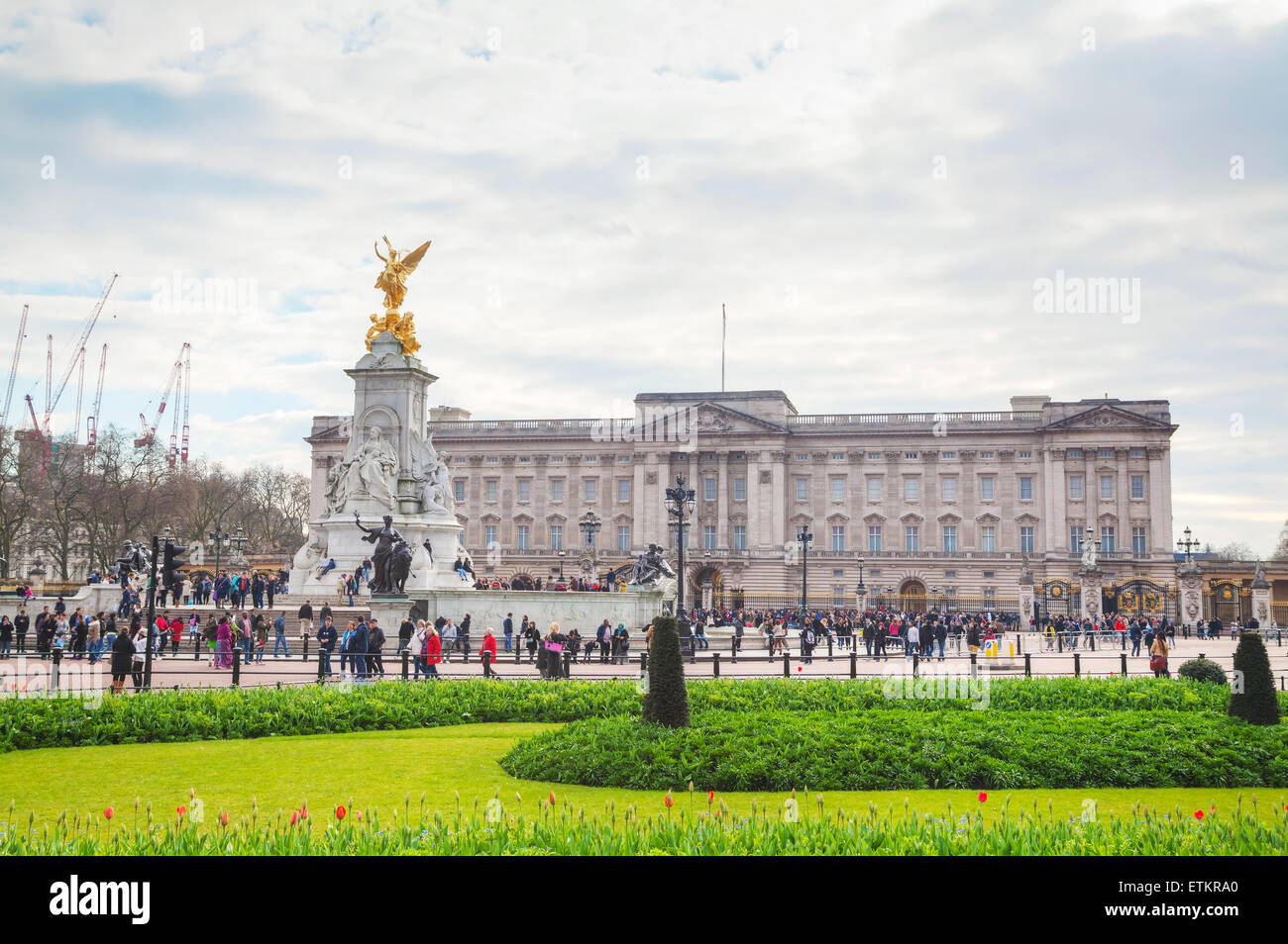 LONDON - APRIL 5: Buckingham palace with crowd of tourists on April 5 ...