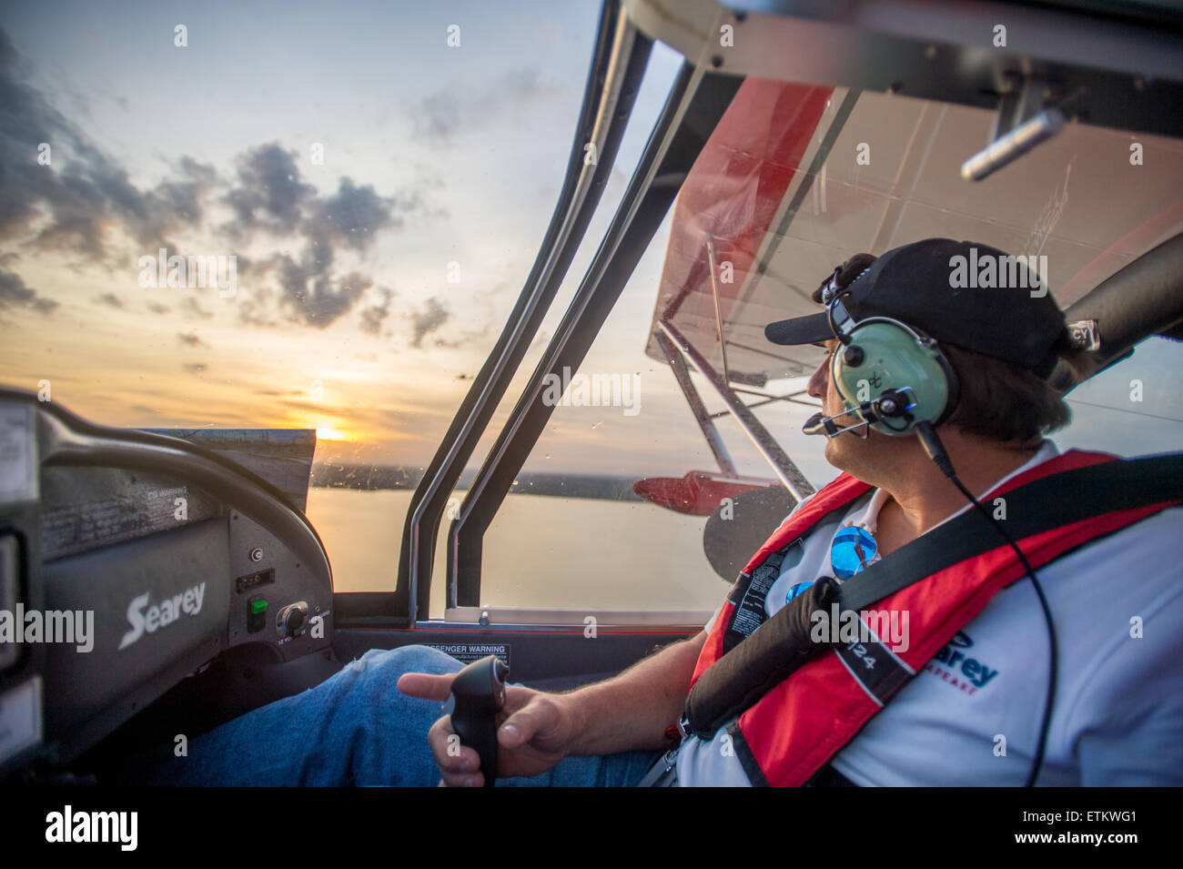 Airplane flying sunset hi-res stock photography and images - Alamy