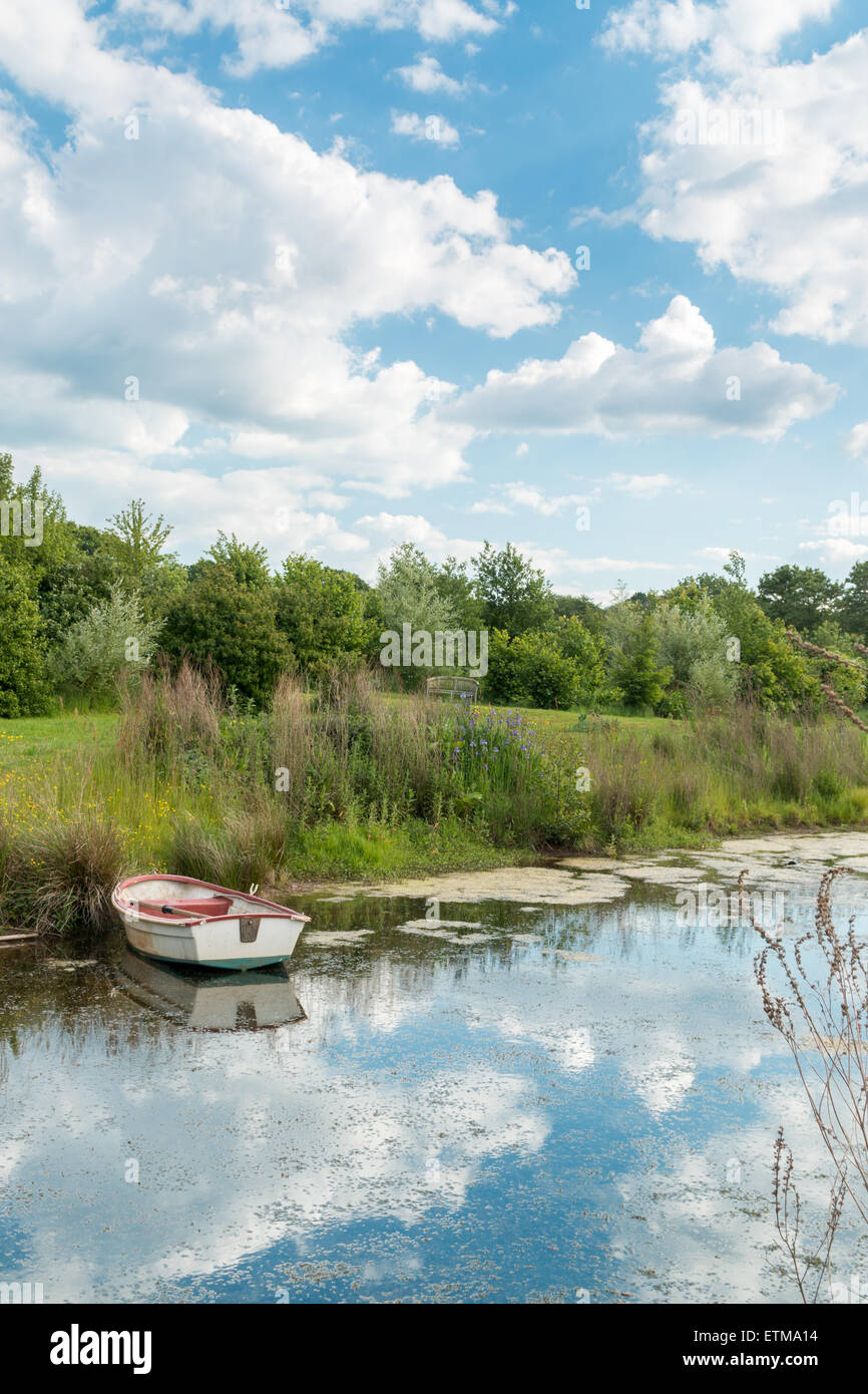 Boat by pond england hi-res stock photography and images - Alamy