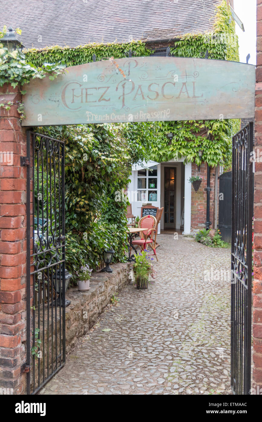 Courtyard cafe hi-res stock photography and images - Alamy