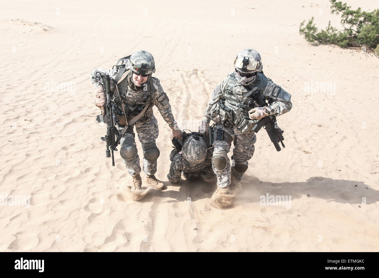 Military rescuing hi-res stock photography and images - Alamy