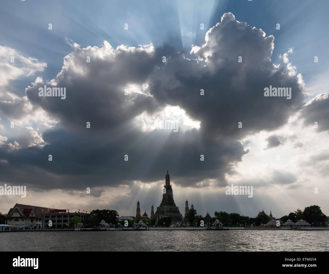 Hole in the clouds, Wat Arun, Temple of Dawn, Bangkok, Thailand Stock ...