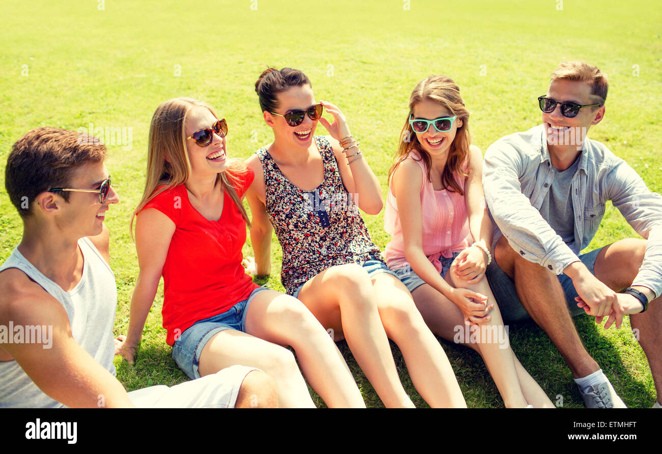 Group friends park talking laughing hi-res stock photography and images ...