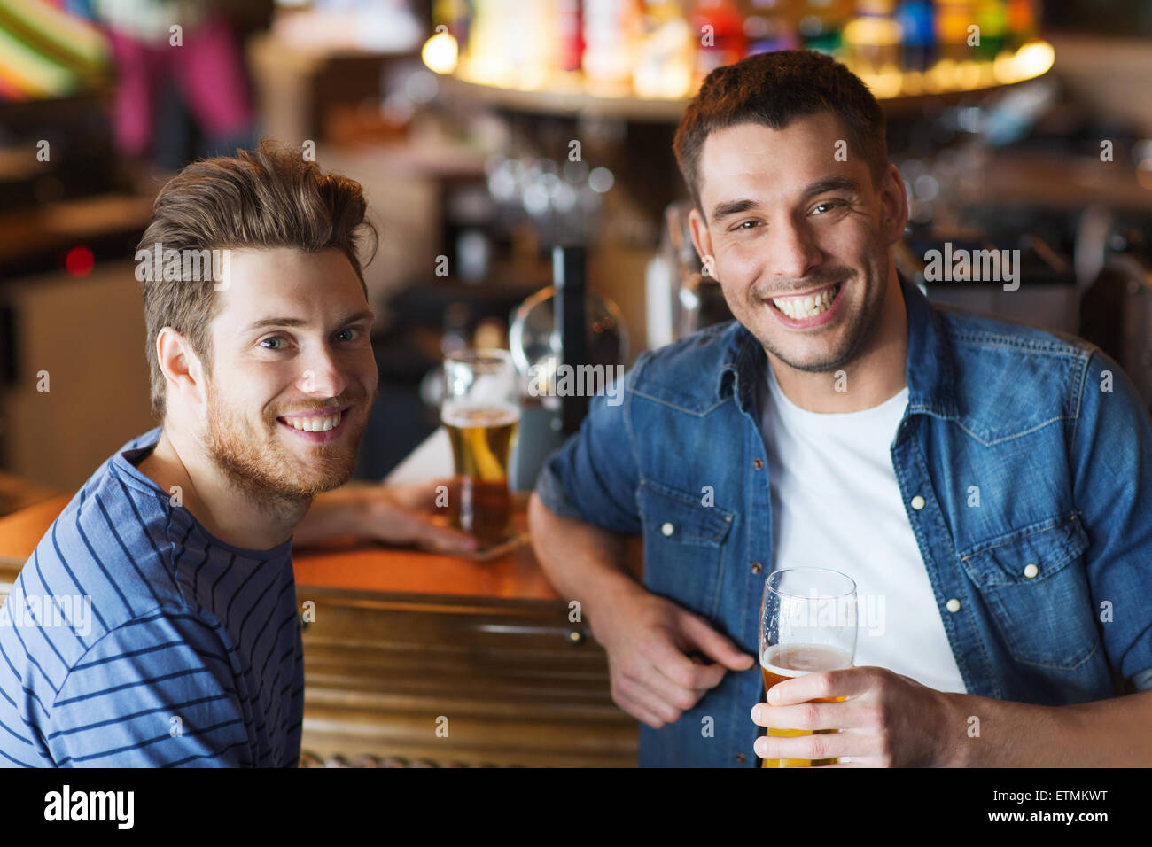 Customers having drink drinks hi-res stock photography and images - Alamy