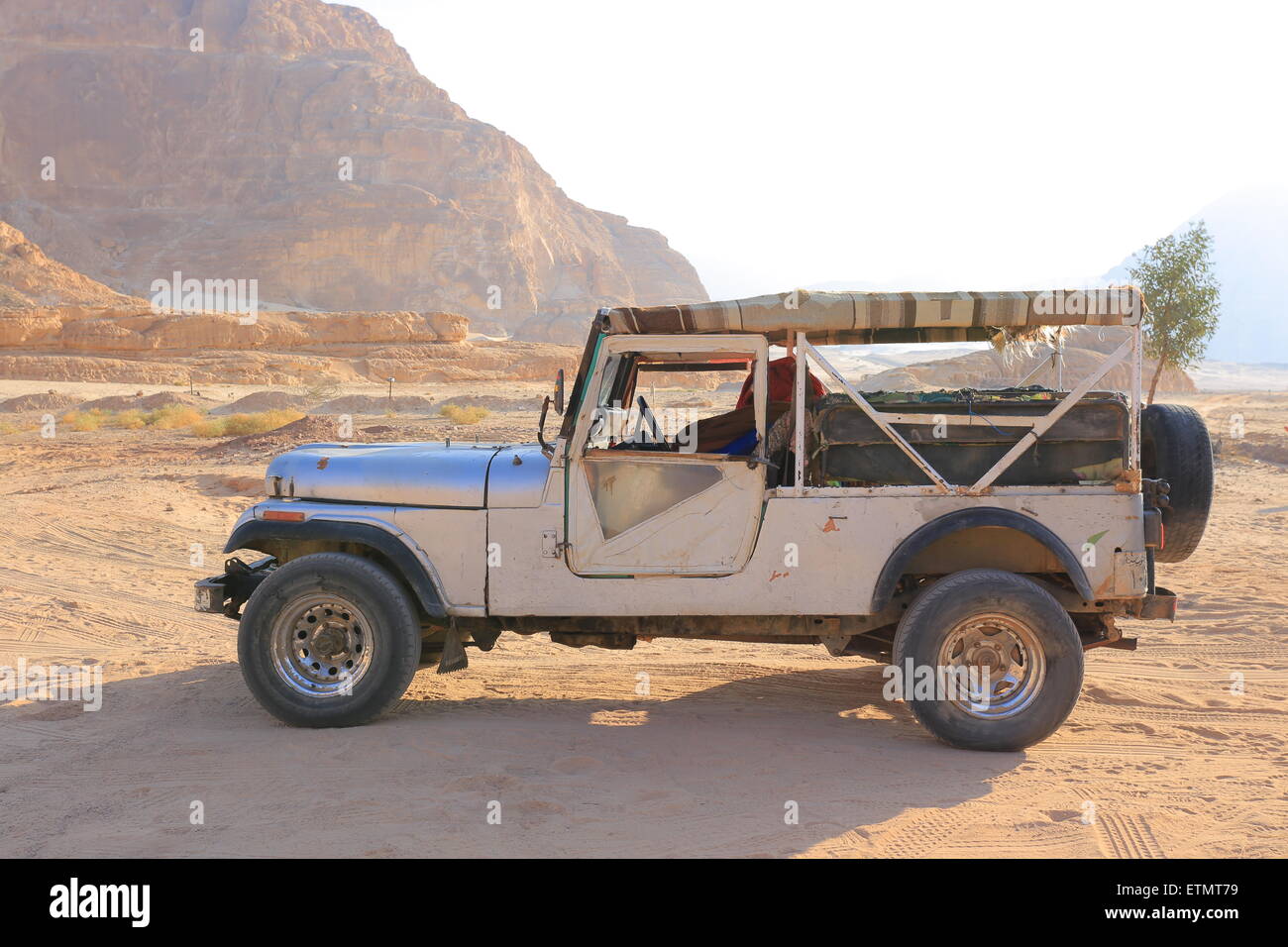 Jeep desert hi-res stock photography and images - Alamy