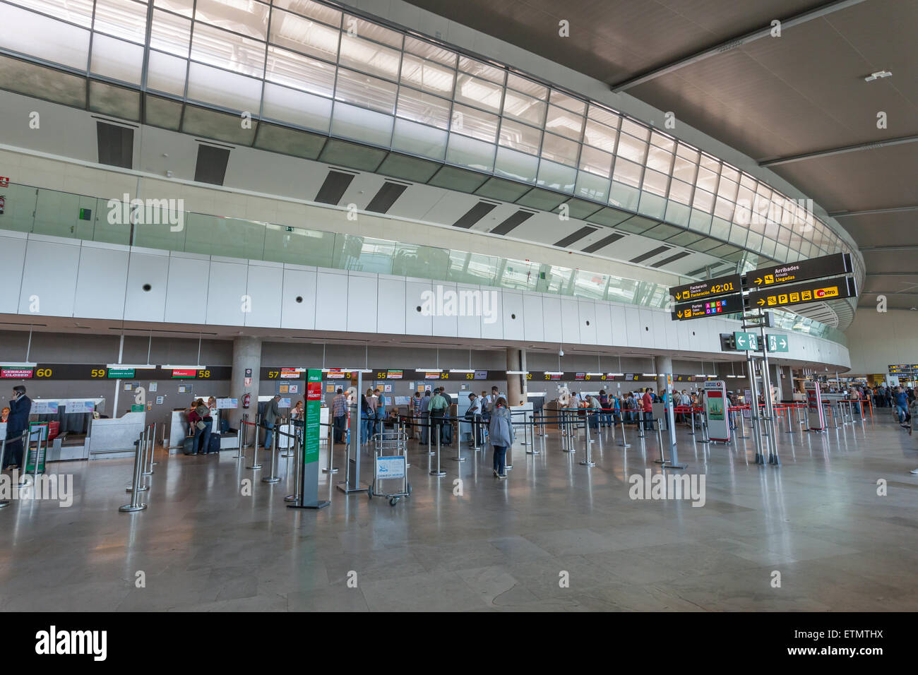 Airport counters hi-res stock photography and images - Alamy
