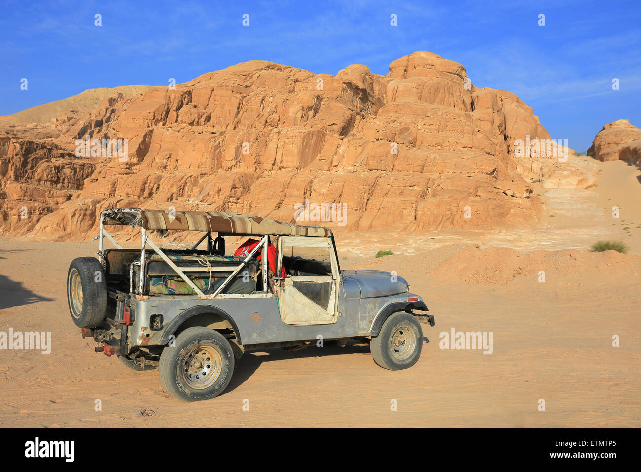 Jeep desert hi-res stock photography and images - Alamy