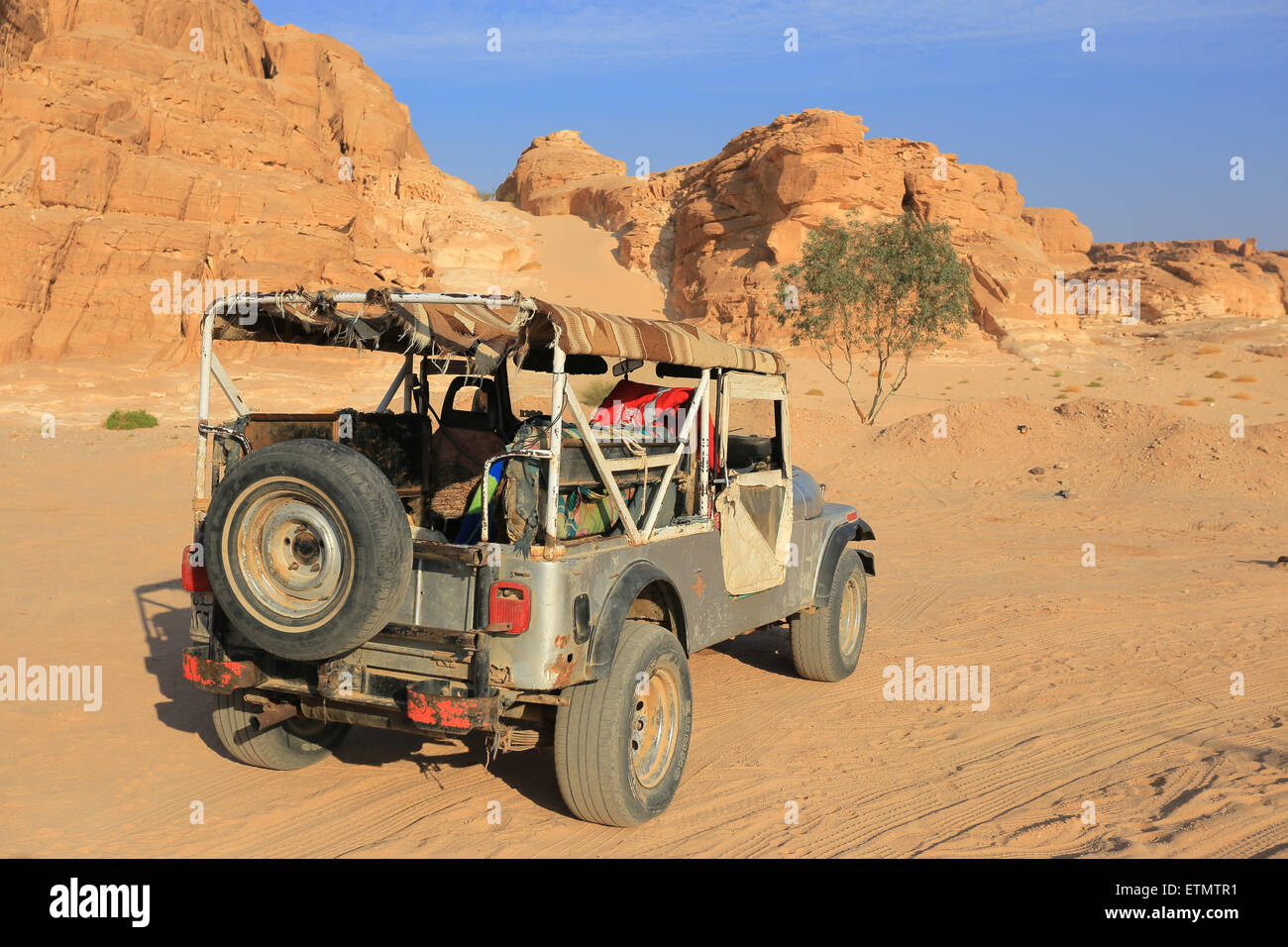 Jeep in desert hi-res stock photography and images - Alamy