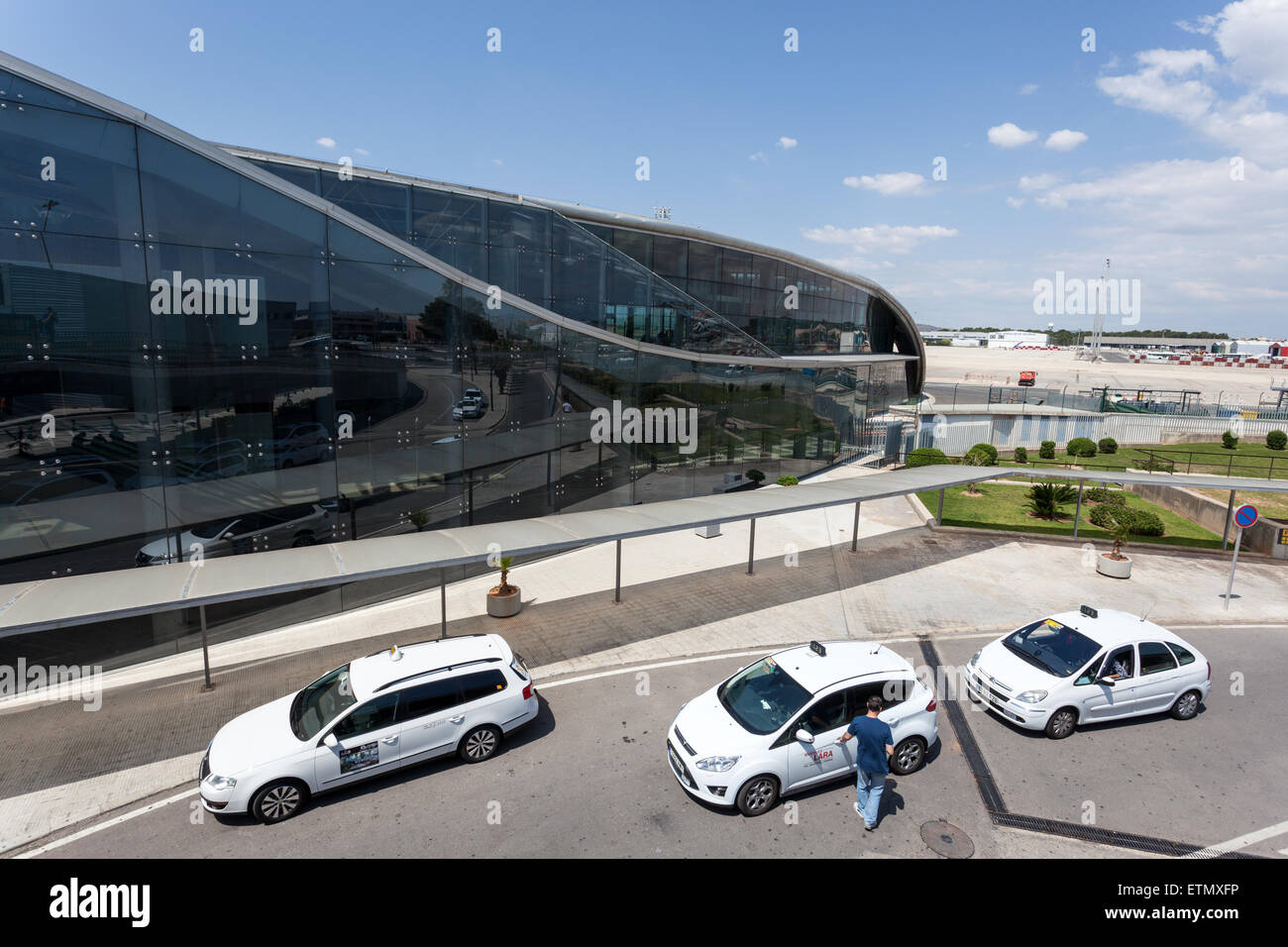 Airport exterior hi-res stock photography and images - Alamy
