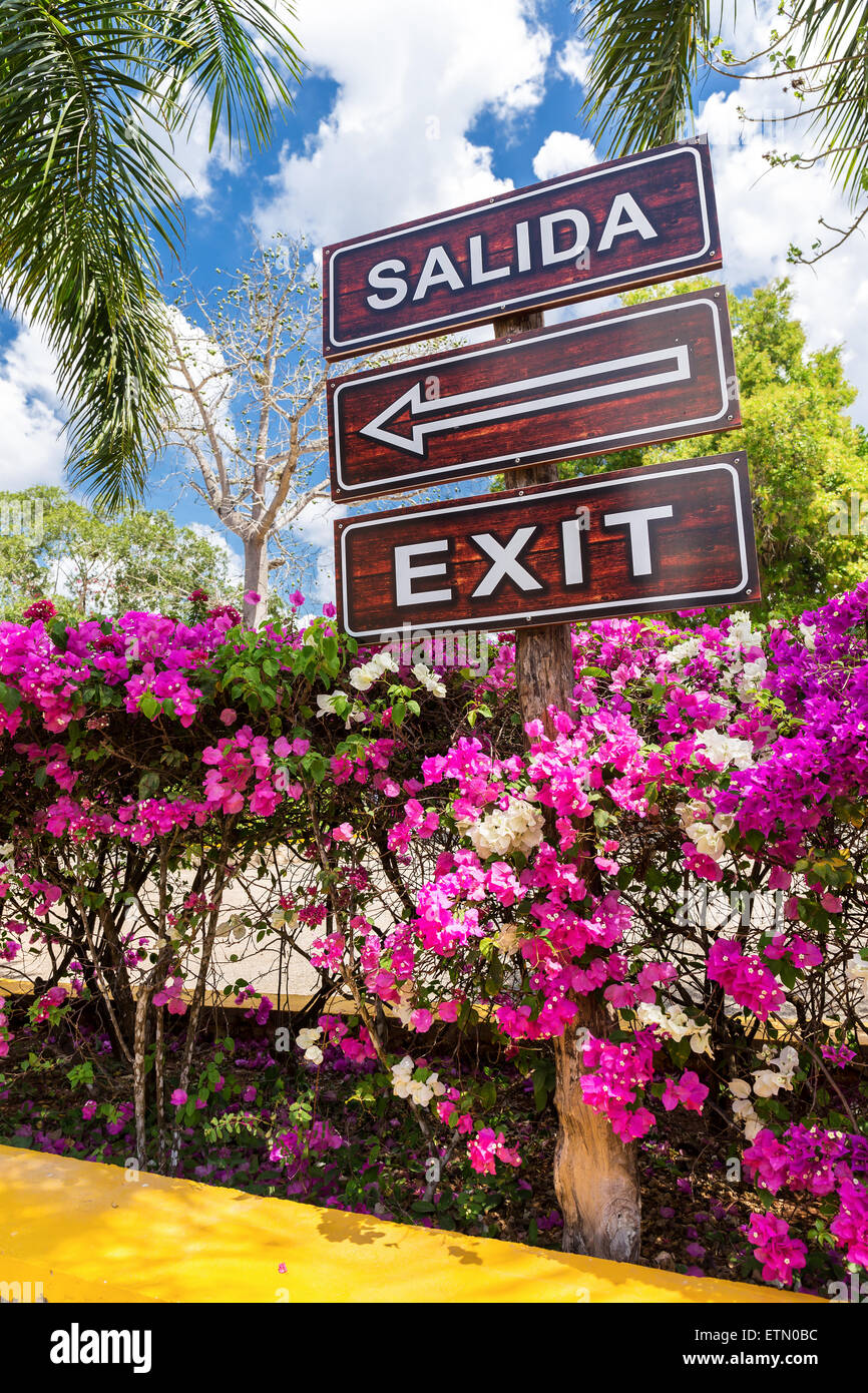 Wooden arrow sign pointing destination hi-res stock photography and ...