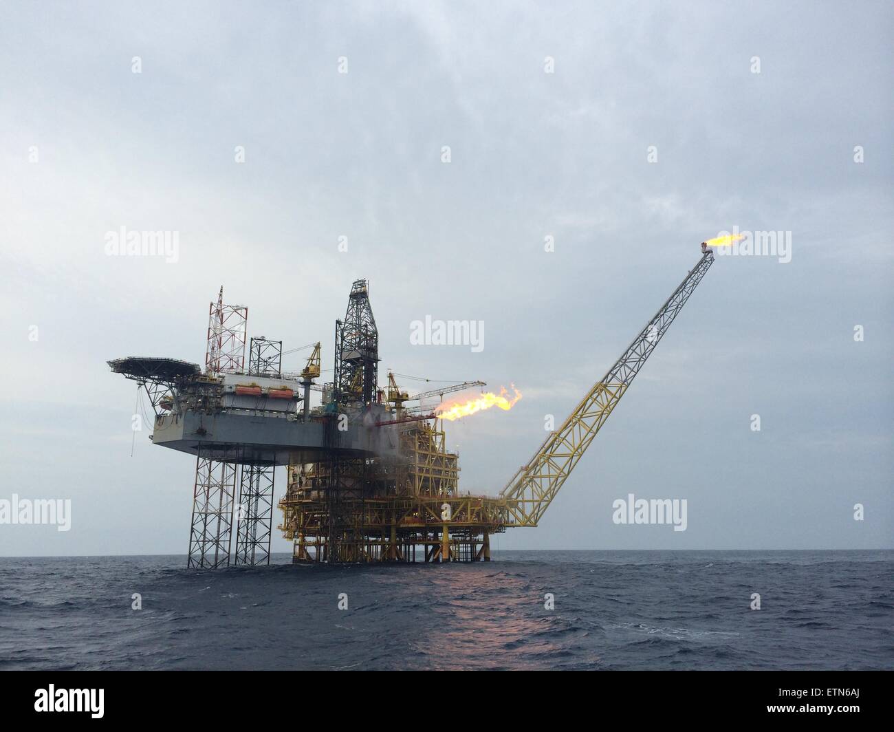 Oil rig platform hi-res stock photography and images - Alamy