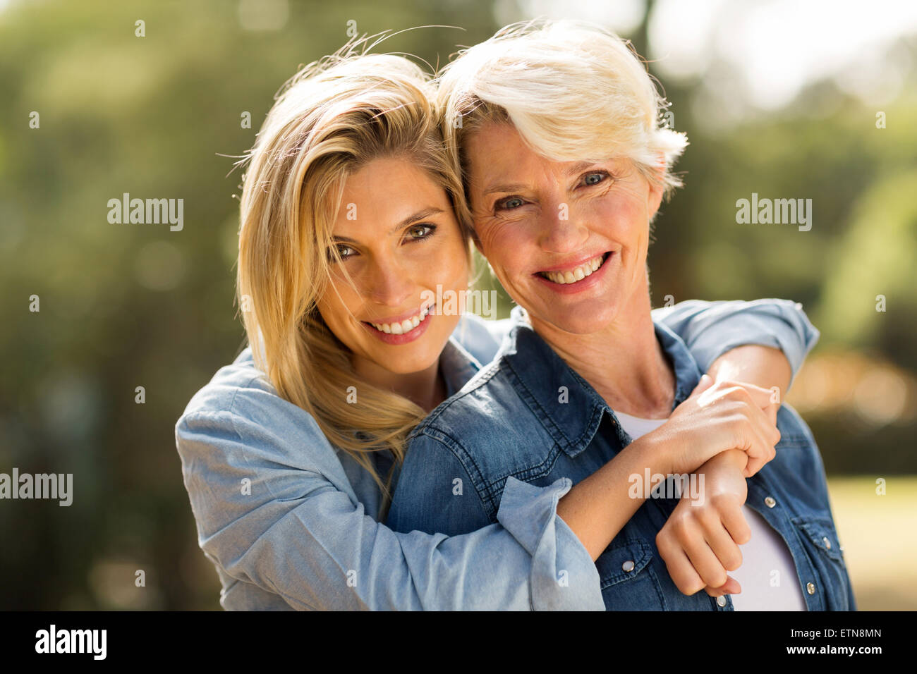 Mother daughter hugging outside hi-res stock photography and images - Alamy