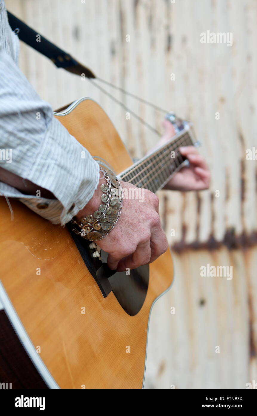 Man with guitar hi-res stock photography and images - Alamy