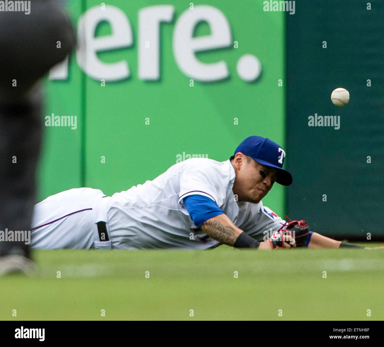 Texas Rangers right fielder SHIN-SOO CHOO (17) makes a diving attempt ...