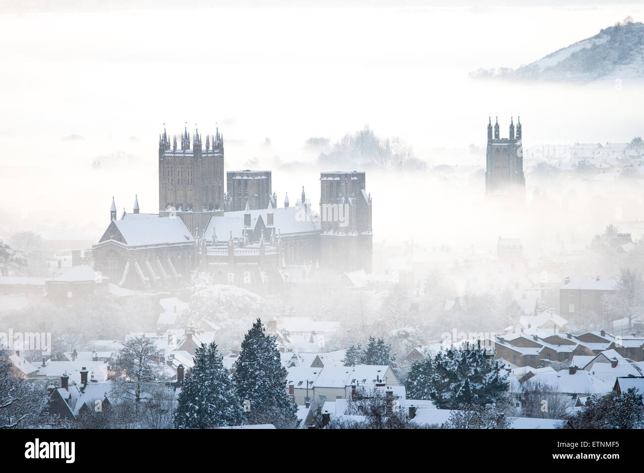 English cathedral snow hi-res stock photography and images - Alamy