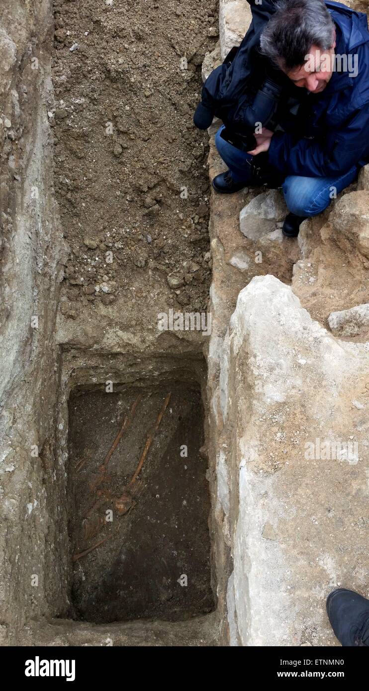 Archaeologists bones hi-res stock photography and images - Alamy