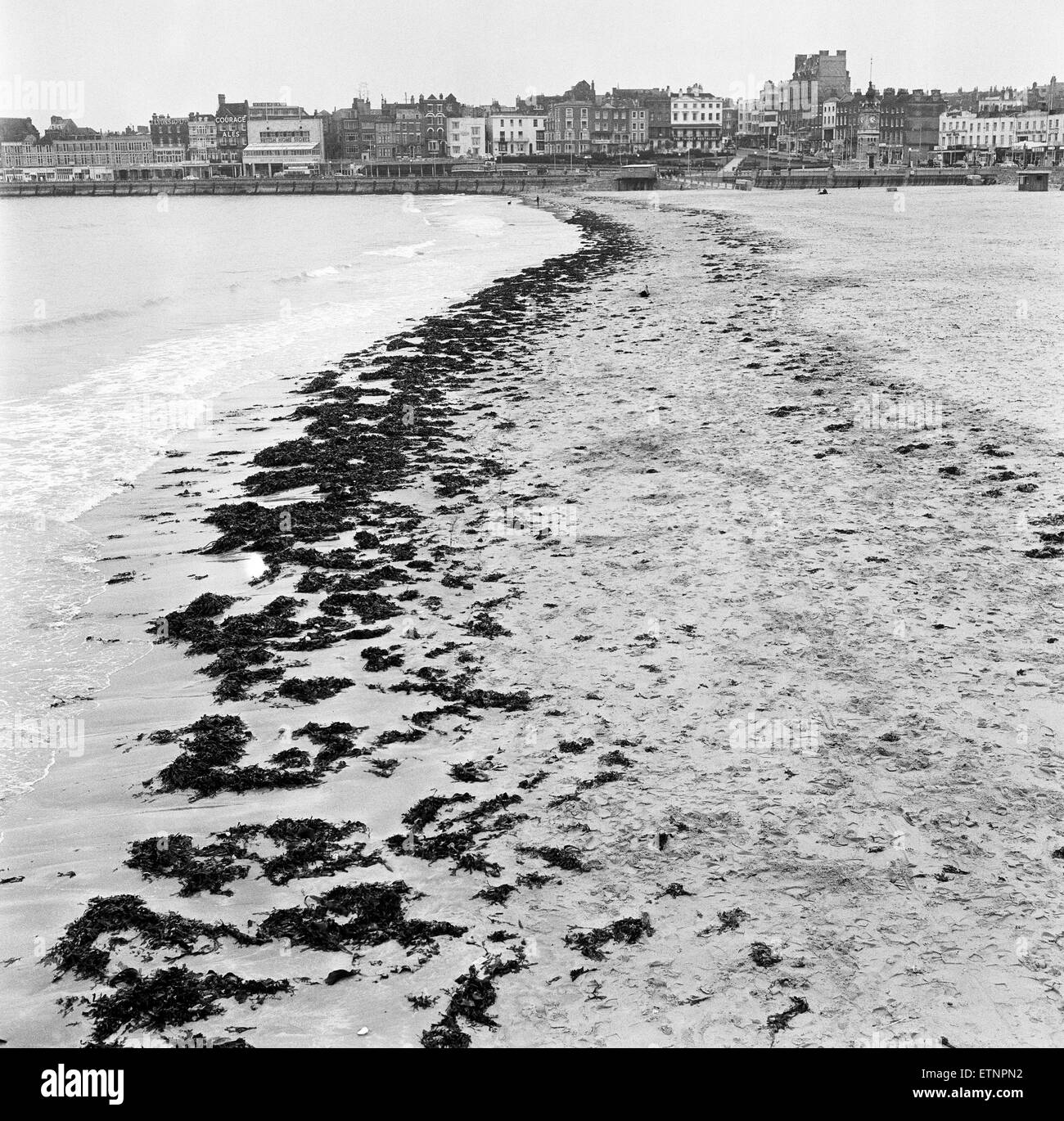 British beach 1960s hi-res stock photography and images - Alamy