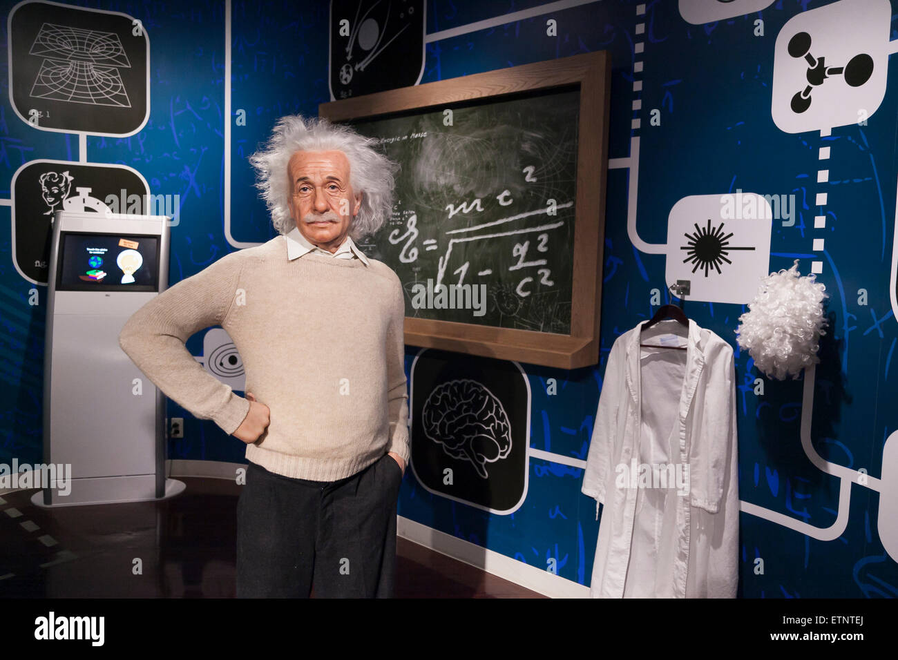 German born british physicist hi-res stock photography and images - Alamy