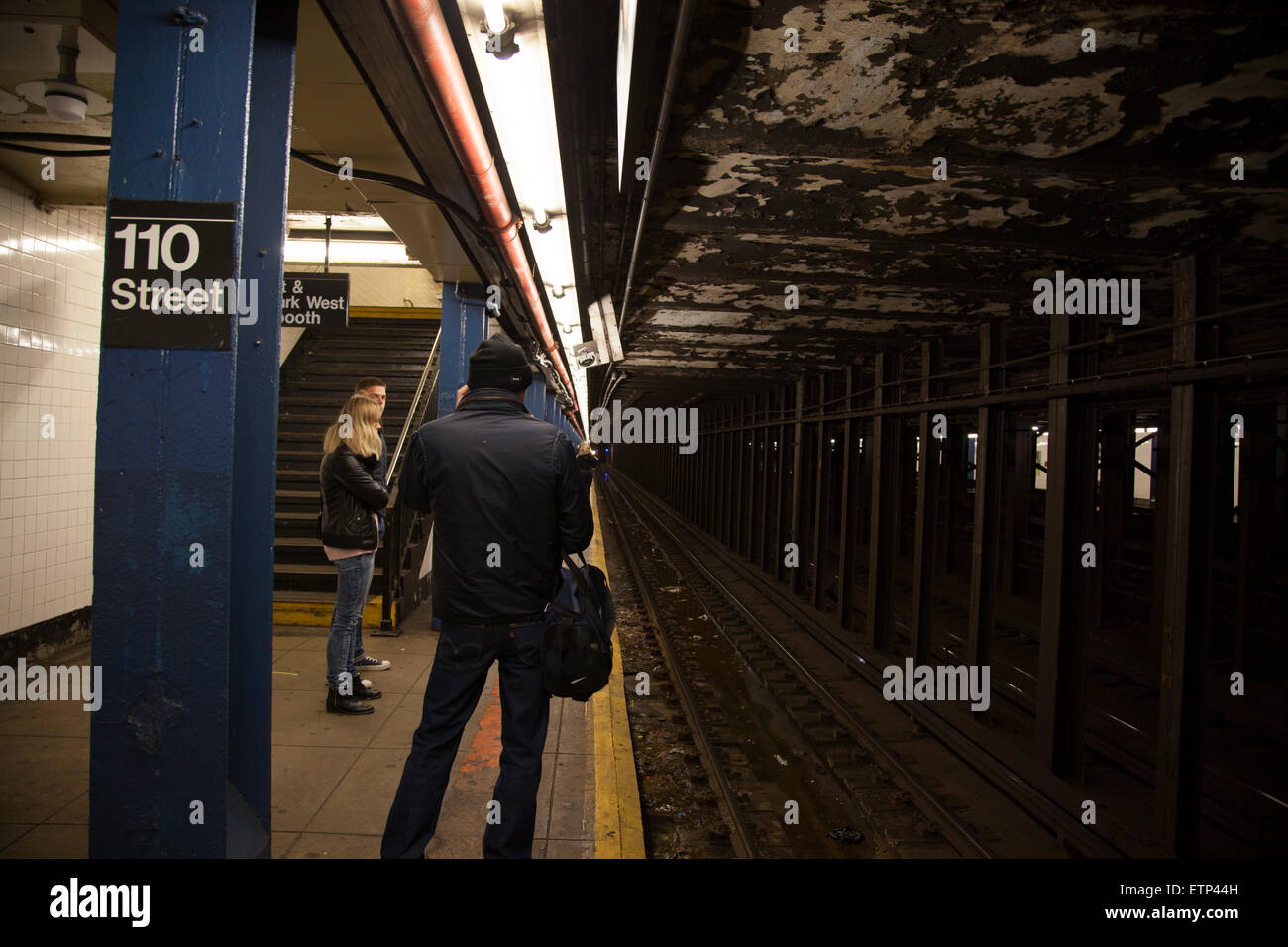 Commuters waiting on platform on the NYC Subway Stock Photo - Alamy