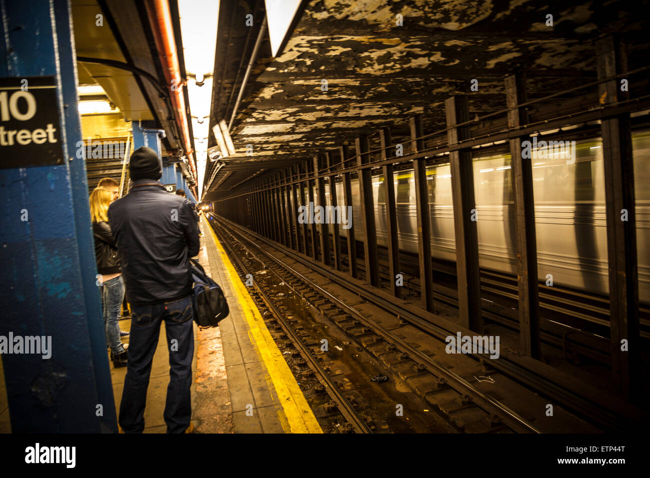 Commuters waiting on platform on the NYC Subway Stock Photo - Alamy