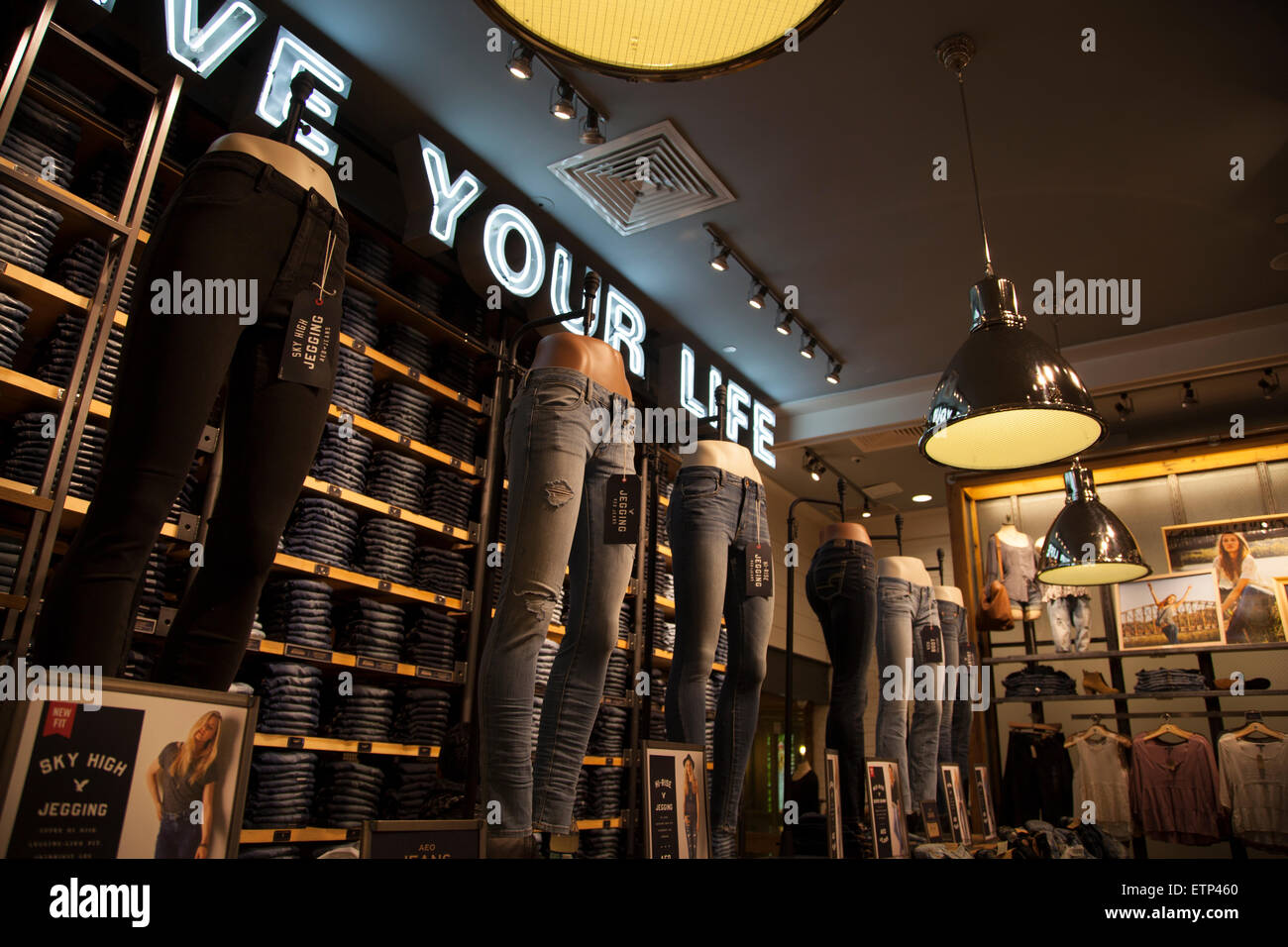 Store dummies hi-res stock photography and images - Alamy