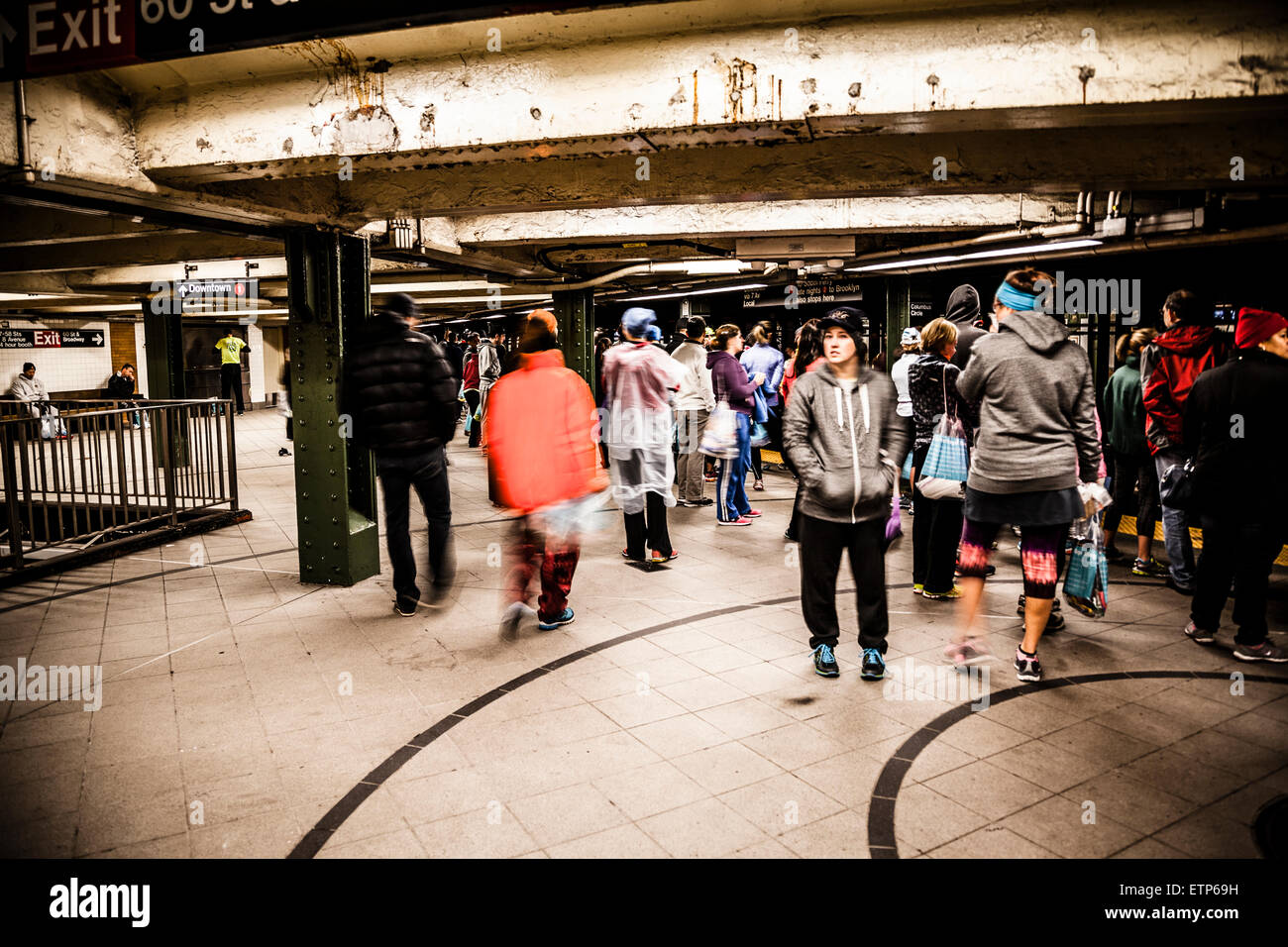 People wait for subway train in New York City Stock Photo - Alamy