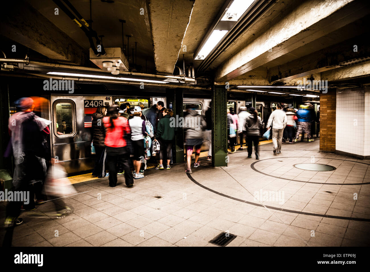 People wait for subway train in New York City Stock Photo - Alamy