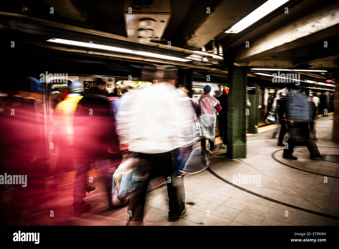 People wait for subway train in New York City Stock Photo - Alamy