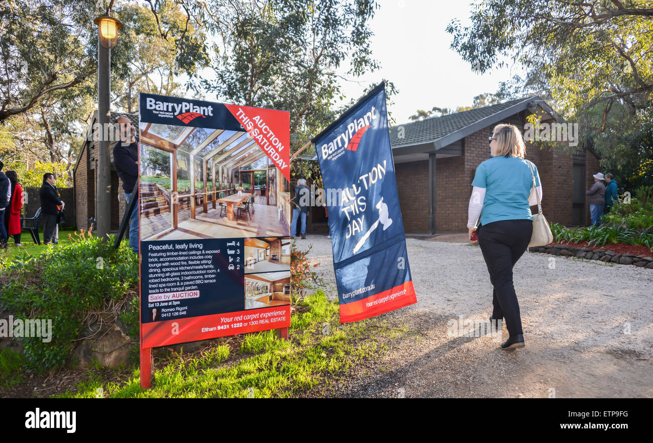 Auction property sale board hi-res stock photography and images - Alamy