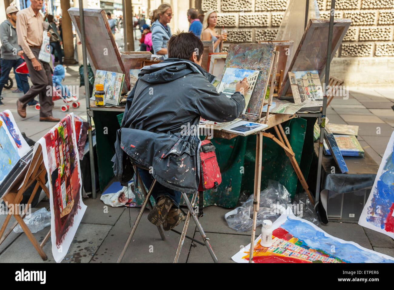 Artist selling art artwork hi-res stock photography and images - Alamy
