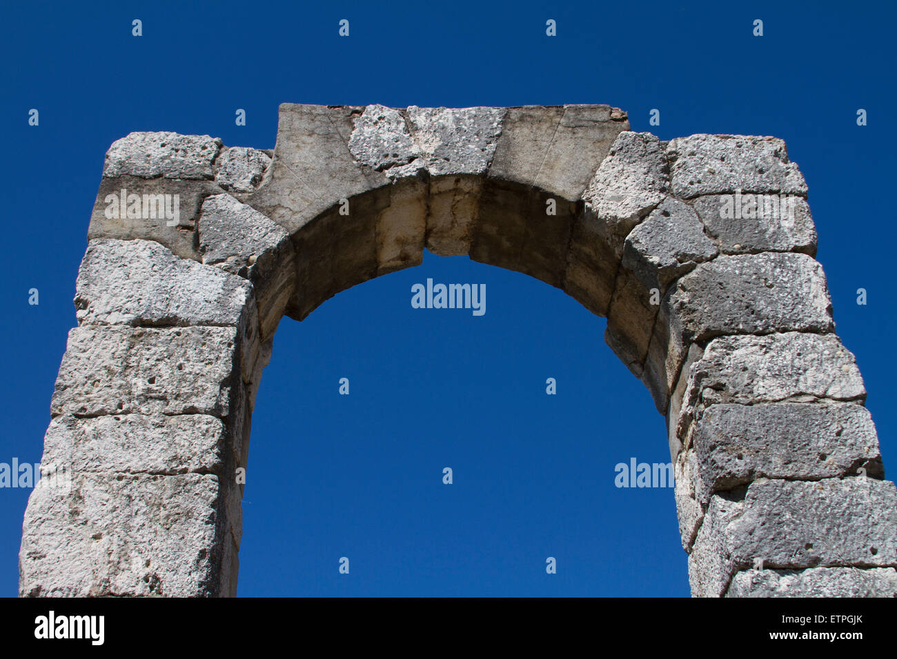 Archway at Roman city of Carsulae, Umbria, Italy Stock Photo - Alamy