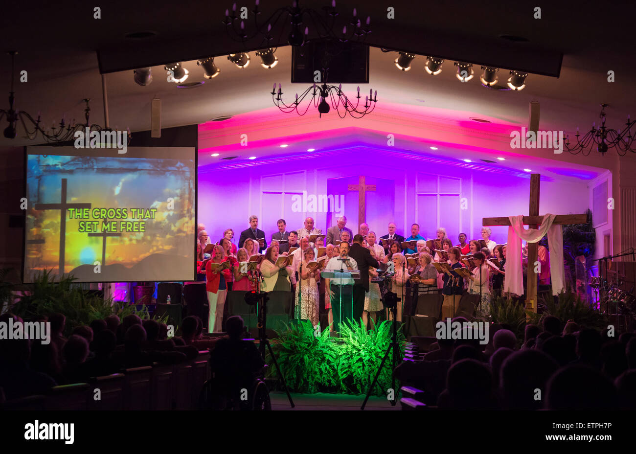 Choir singing church hi-res stock photography and images - Alamy