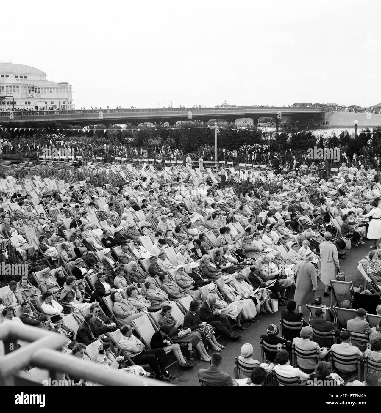 1950s crowd of people hi-res stock photography and images - Alamy