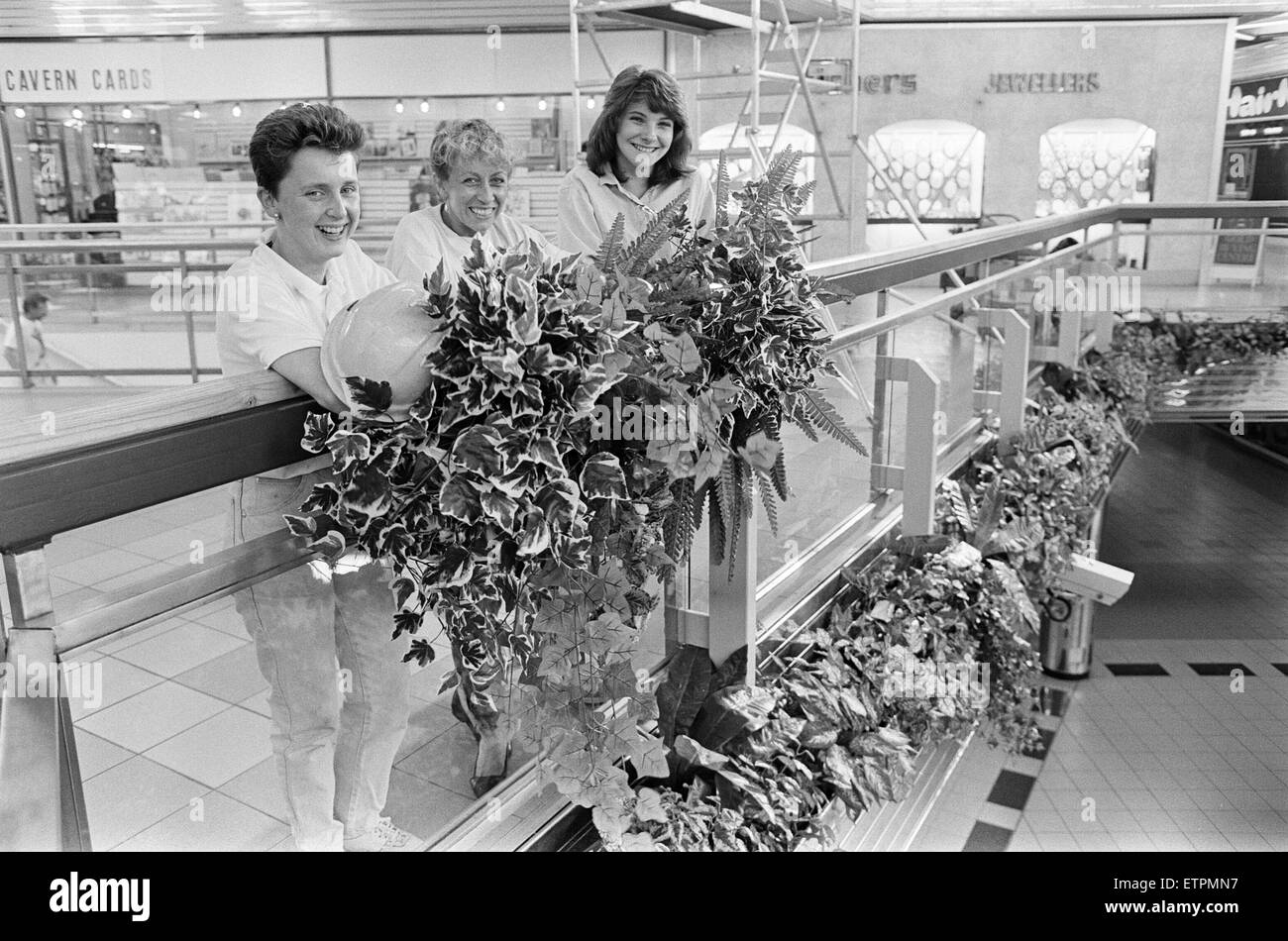Gard strand shopping centre bootle merseyside 20th 1980s hi-res stock ...