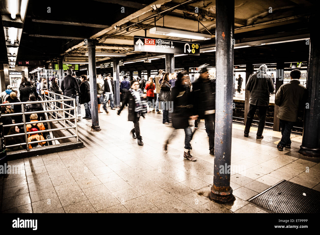 People wait for subway train in New York City Stock Photo - Alamy