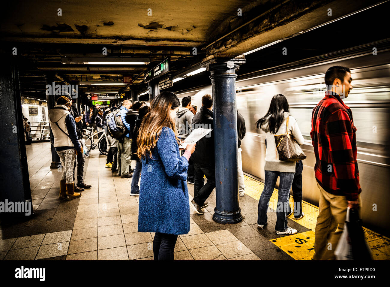 People wait for subway train in New York City Stock Photo - Alamy