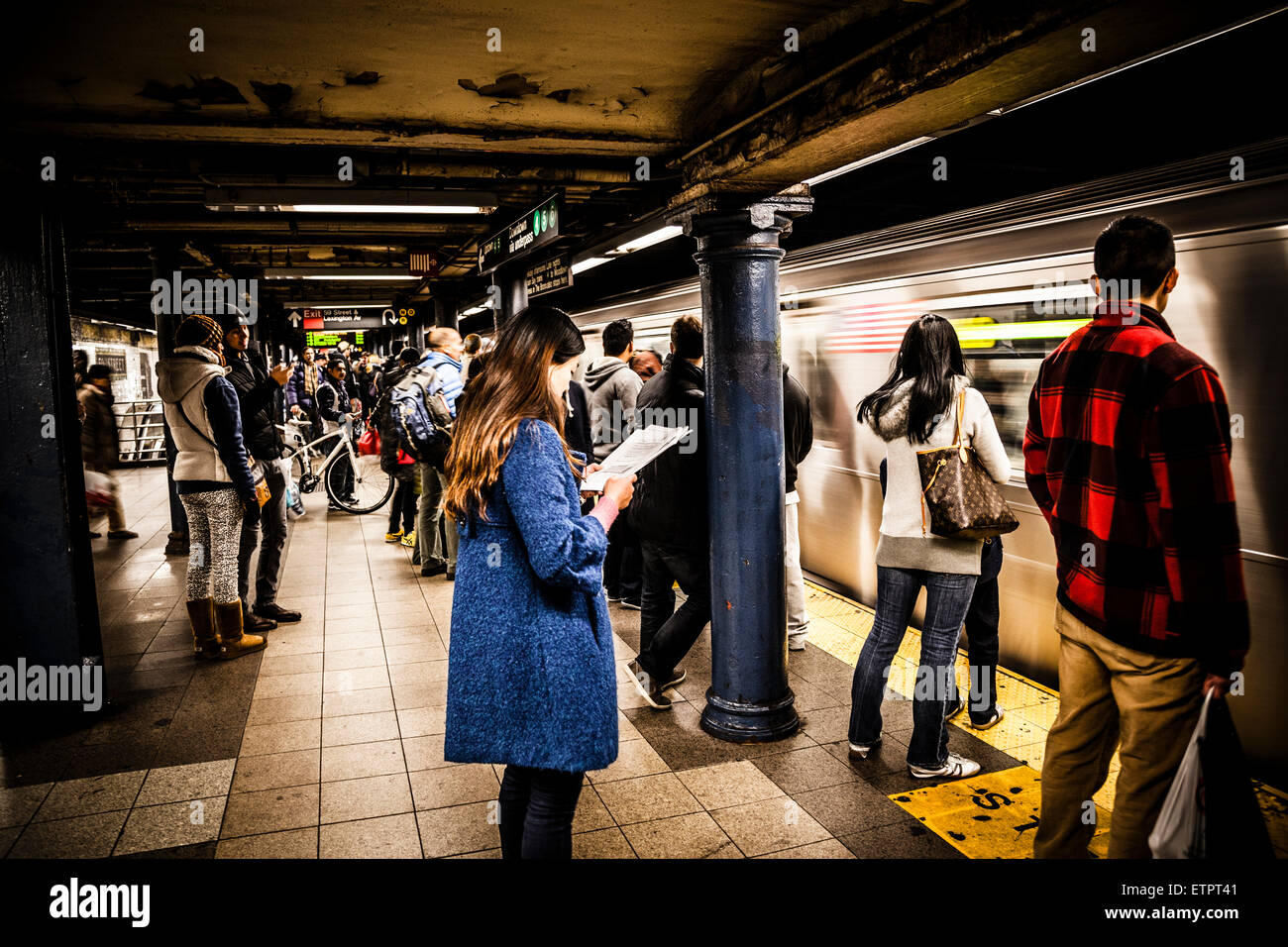 People wait for subway train in New York City Stock Photo - Alamy